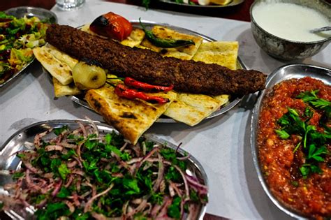 터키 스타일 아다나 케밥 나무 테이블에 전통적인 터키 음식 아다나 케밥 고급 요리에 대한 스톡 사진 및 기타 이미지 고급 요리 고기 굽기 Istock