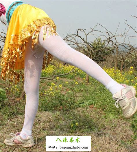 野外舞蹈白絲萝莉，这才是真正的小女孩白袜！ 8p 八妹柔术