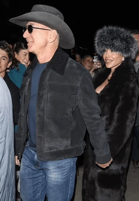 贝佐斯未婚妻终于好好穿衣！白色毛绒风衣显清纯，还吸引男人目光劳伦桑切斯扎克伯格热女人