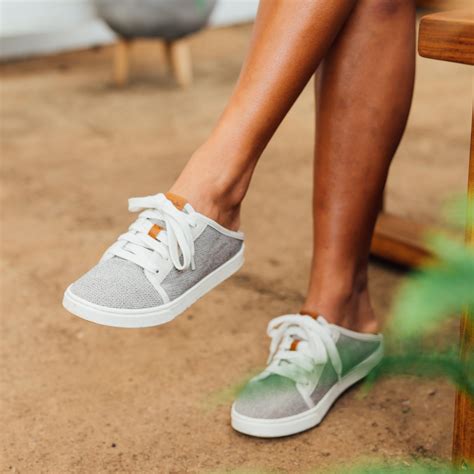Pehuea Lī Womens Sneakers White Olukai