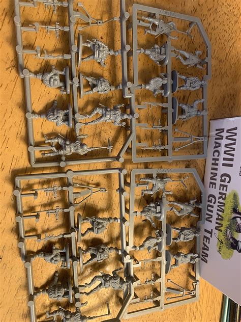 Wwii German Machine Gun Team 24 And 8 Guns Plastic Model Military