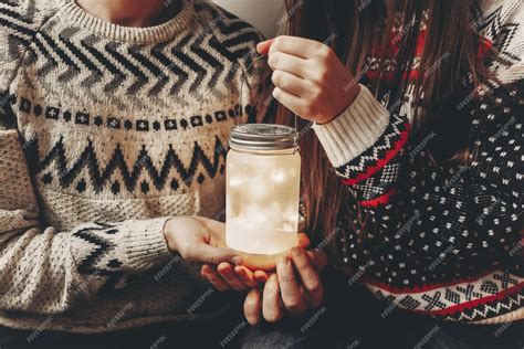 Szczęśliwa Para W Stylowych Swetrach Trzymająca światło Latarni W