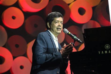 Yovie Widianto Dan Sederet Musisi Untuk Candra Darusman Pophariini