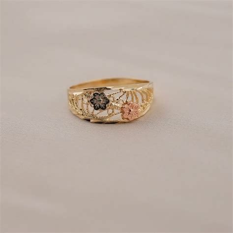 14k Gold Flower Ring