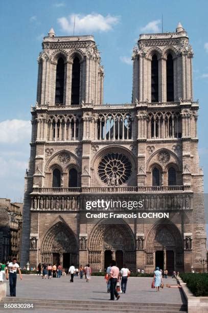 Parvis Of Notre Dame De Paris Cathedral Photos And Premium High Res