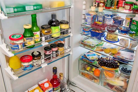 Beim Fridgescaping Wird Der Kühlschrank Mit Kerzen Und Blumen