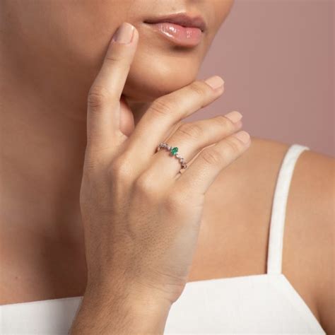 Anel De Ouro Branco 18k Com Diamantes E Esmeralda Joalheria Safira