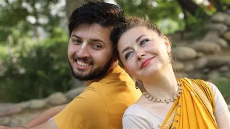 इस्लाम अपनाने का डाला दबाव मुस्लिम पति को छोड़ रूसी लड़की ने हिंदू से