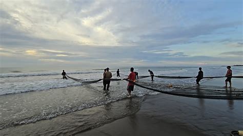 Nelayan Tradisional Indonesia Jaring Ikan Sore Dengan Jaring Pukat
