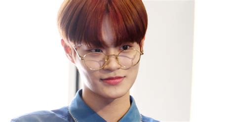 포토 하트 만들어보이는 이대휘