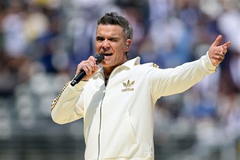 Robbie Williams Verschiebt Britpop Album Release Im Februar