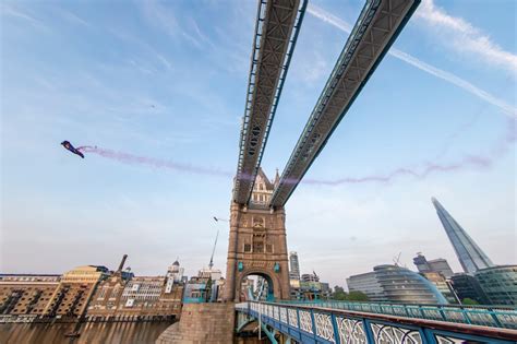 Two Skydivers Just Flew Through London´s Tower Bridge