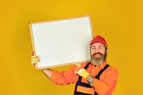 정비사가 수리를 수행합니다 남자는 칠판 복사 공간을 들고 있습니다 고정 기술 수리 개념입니다 건설 노동자 우리가 제공하는 서비스 전기 배관공 핸디맨 하우스키핑 회사 수리