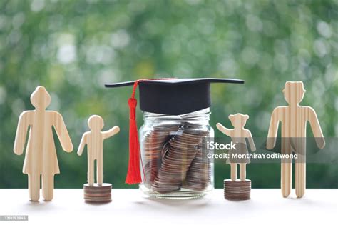 모델 가족과 함께 유리 병에 졸업 모자와 자연 녹색 배경에 동전 돈의 스택 교육 및 가족 금융 개념에 대한 돈을 절약 0명에 대한 스톡 사진 및 기타 이미지 Istock