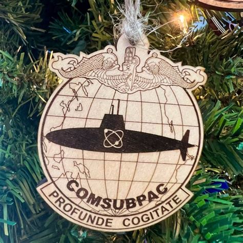 C0926 Command Crest Wood Ornament Dolphin Store Hawaii