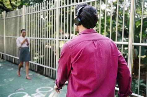 Escuchar Música En El Parque Foto Premium
