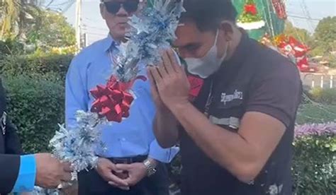 รวมรูปภาพของ นี่สิรางวัลคนดี ลูกบ้านหอบของขวัญ ตอบแทน รปภ ยังไม่ถึงปีใหม่ กองเป็นภูเขา รูปที่