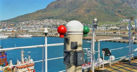 🧭 How Does A Magnetic Compass Work On Metal Ships