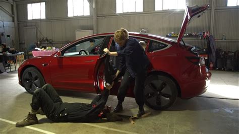 Simone Giertz Built Her Own Tesla Pick Up Truck Solidsmack