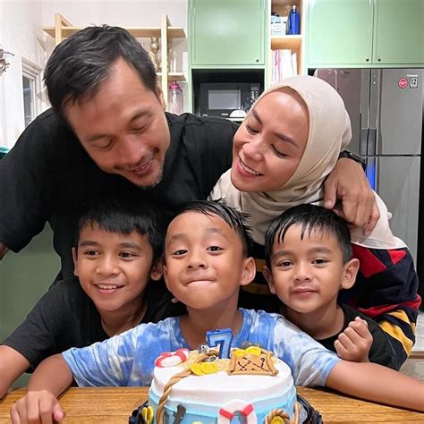 Sempat Hidup Kekurangan Ini 7 Potret Terbaru Enno Lerian Bareng Suami