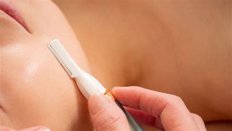 면도기로 수염을 제거하는 것은 위험한가요 이는 마릴린 먼로marilyn Monroe와 엘리자베스 테일러elizabeth Taylor가 선호한 방법이기도 했습니다