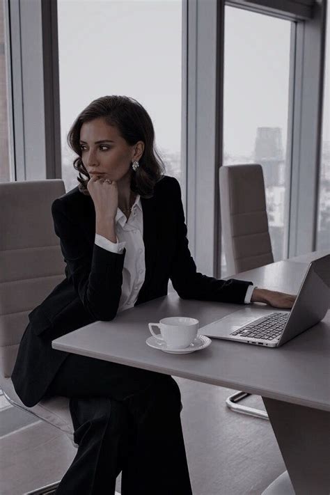 Career Woman Kurumsal Portreler Kadın Moda Pozları