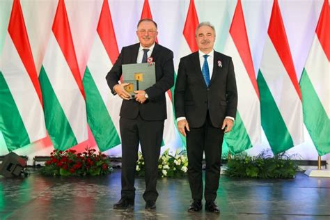 Ujhelyi Imre Díjjal Ismerték El Bárány László A Master Good Cégcsoport ügyvezető Igazgatójának