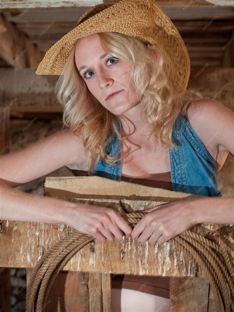 Premium Photo Country Girl Inside Of An Old Barn
