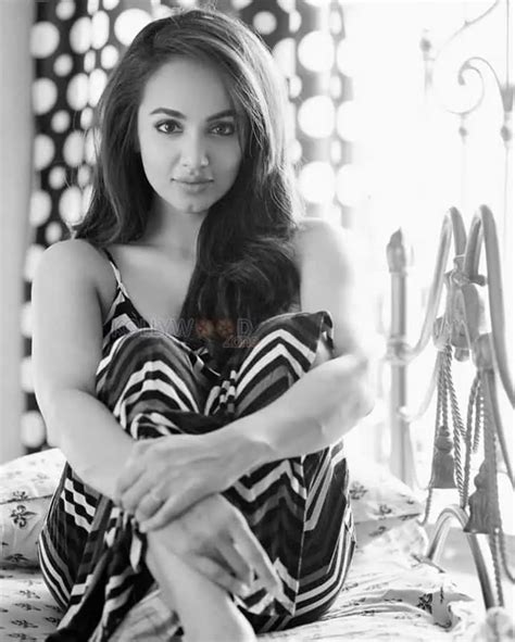 Indian Actress Tejaswi Madivada Sexy Photo Shoot Pictures 01 113688 Kollywood Zone