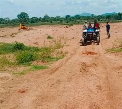 Devbhog प्रतिबंध के बावजूद सरकारी काम के आड़ में करलागुड़ा घाट में पोकलेन मशीन से रेत का हो रहा