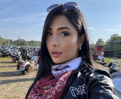 Wbff Pro Laura Van Salazar In Workout Gear Shares Glues And Legs