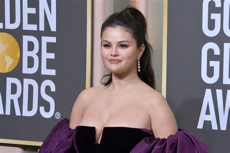 Look Selena Gomez Wears Wedding Dress On Only Murders In The Building