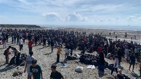 Pandawara Group Bersih Pantai Labuhan Haji Lombok Timur Bersama