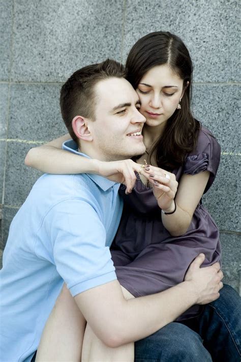 Uomo E Donna Nellamore Per La Prima Volta Fotografia Stock Immagine