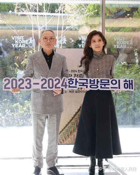 53岁三星长公主李富真惊艳亮相！黑裙配厚底靴太时髦，比金建希美 知乎