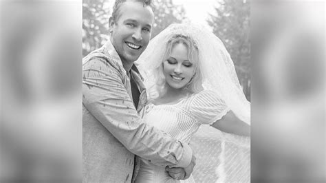 हॉलीवुड हॉट एक्ट्रेस Pamela Anderson ने छठी बार रचाई शादी लॉकडाउन में