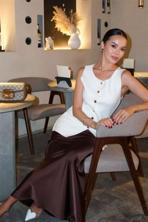 30 Brown Skirt Outfit Ideas That Are Chic Modern And So Easy To Wear