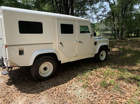 This Armored 1995 Land Rover Defender Was Used By The Un In The Bosnian War Autoevolution