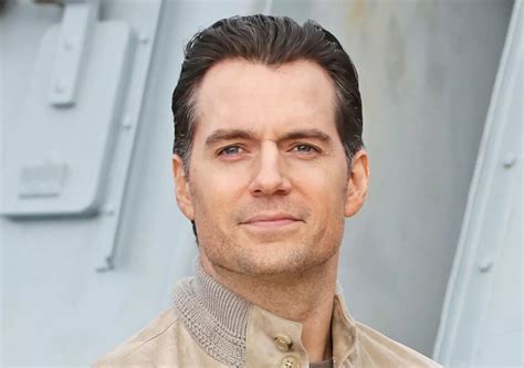 گای ریچی هنری کویل با ورود هر زنی به جمع از جای خود بلند می‌شود