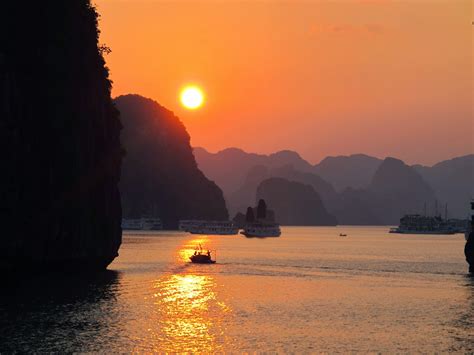 Collection Photos Of Sunrise And Sunset In Ha Long Bay One Of The 7
