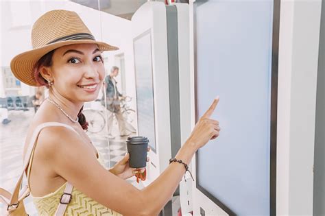 행복한 소녀 고객은 터치스크린 터미널 화면 또는 셀프 서비스 키오스크를 사용하여 패스트푸드점에서 주문합니다 자동 기계 및 전자 결제 터치스크린에 대한 스톡 사진 및 기타