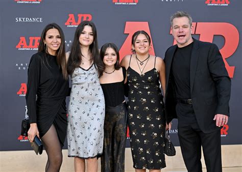 Matt Damon Faz Aparição Rara Com Esposa Argentina E Filhas Adolescentes