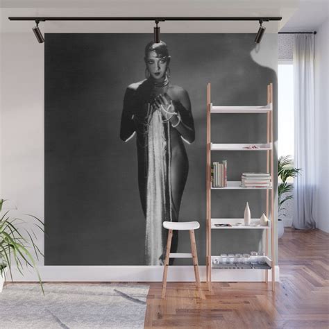 Statuesque Silhouette At Christopher Bryant Blog