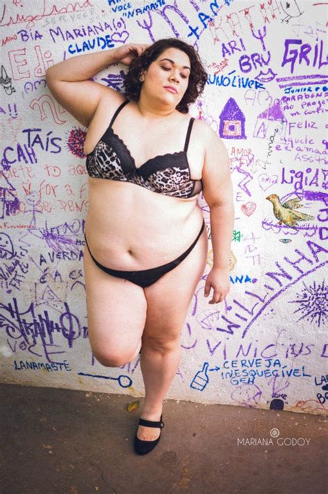 Cinco Mujeres Gordas Posan En Ropa Interior Contra Los Estigmas
