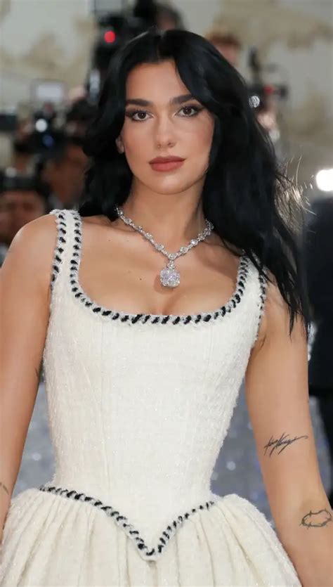 El Impresionante Collar De Diamantes De Dua Lipa En La Met Gala Que Es