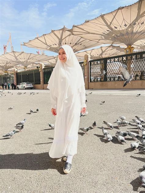 7 Potret Prilly Latuconsina Saat Jalani Ibadah Umroh Penampilan Berhijab Curi Perhatian Hot