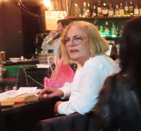 אלה מירז על הבר מזמינה וודקה פולנית עדנה קרנבל חדשות