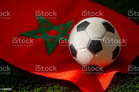 모로코 축구 국가 대표팀 푸른 잔디와 축구 공에 국기 2022년 챔피언십 및 토너먼트를 위한 축구 벽지 세계 국제 경기 0명에