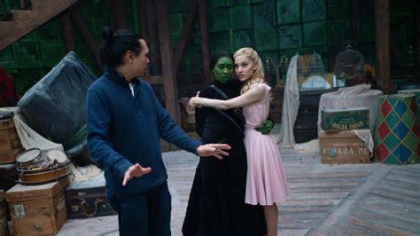 הסוד נחשף למה הנעליים האדומות של דורותי שונו בגרסה החדשה של מרשעת