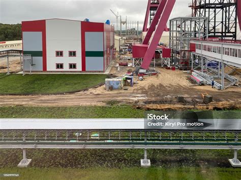 파이프 기둥 난간 계단 및 장비가있는 석유 화학 공장을 정제하는 대형 새로운 산업 오일 의 강력한 건설 크레인과 함께 건설 및 설치 작업 0명에 대한 스톡 사진 및 기타